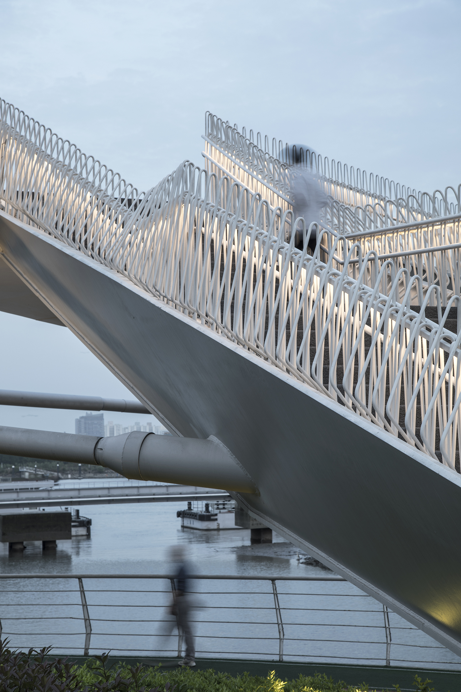 Footbridge on Rihui River By Atelier Deshaus - 谷德设计网
