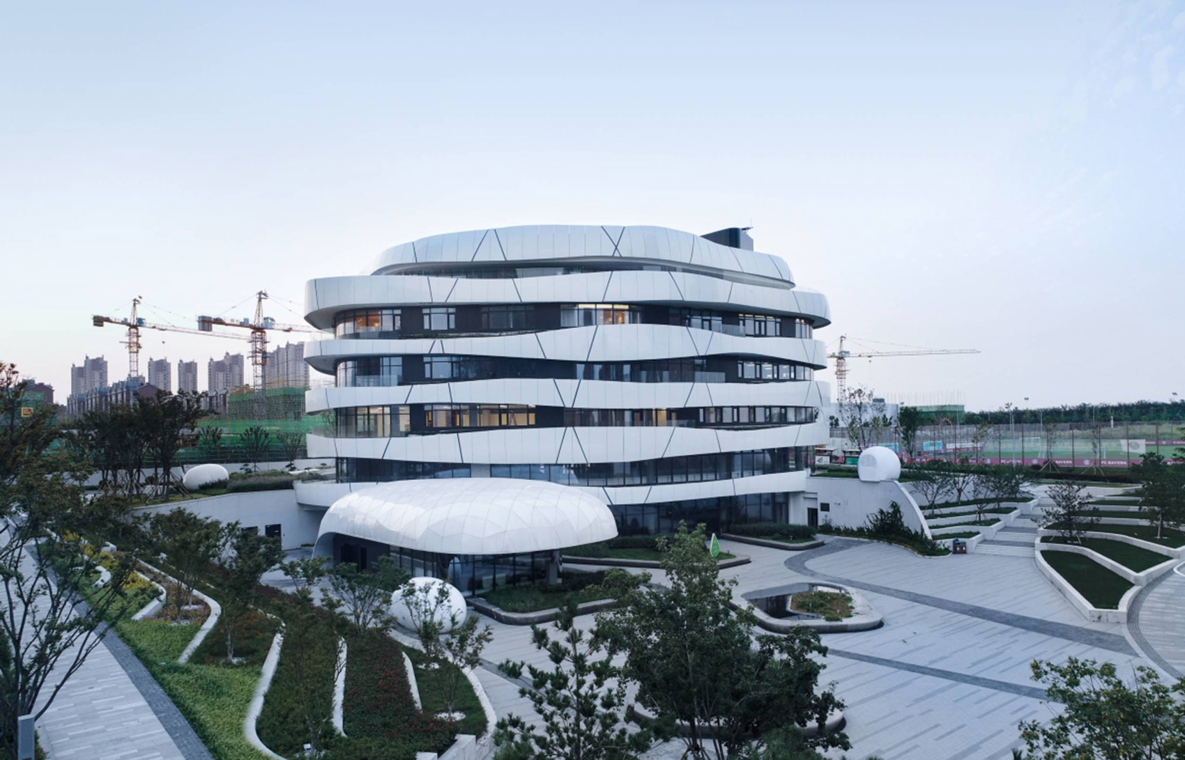 Vance Tsingtao Pearl Hill Visitor Center by Ludwig Rongen - 谷德设计网