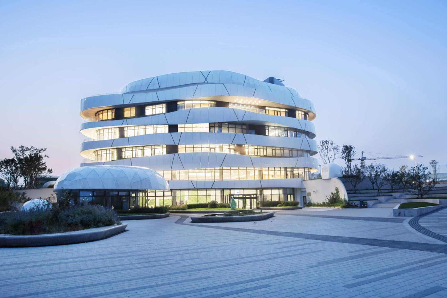 Vance Tsingtao Pearl Hill Visitor Center by Ludwig Rongen - 谷德设计网