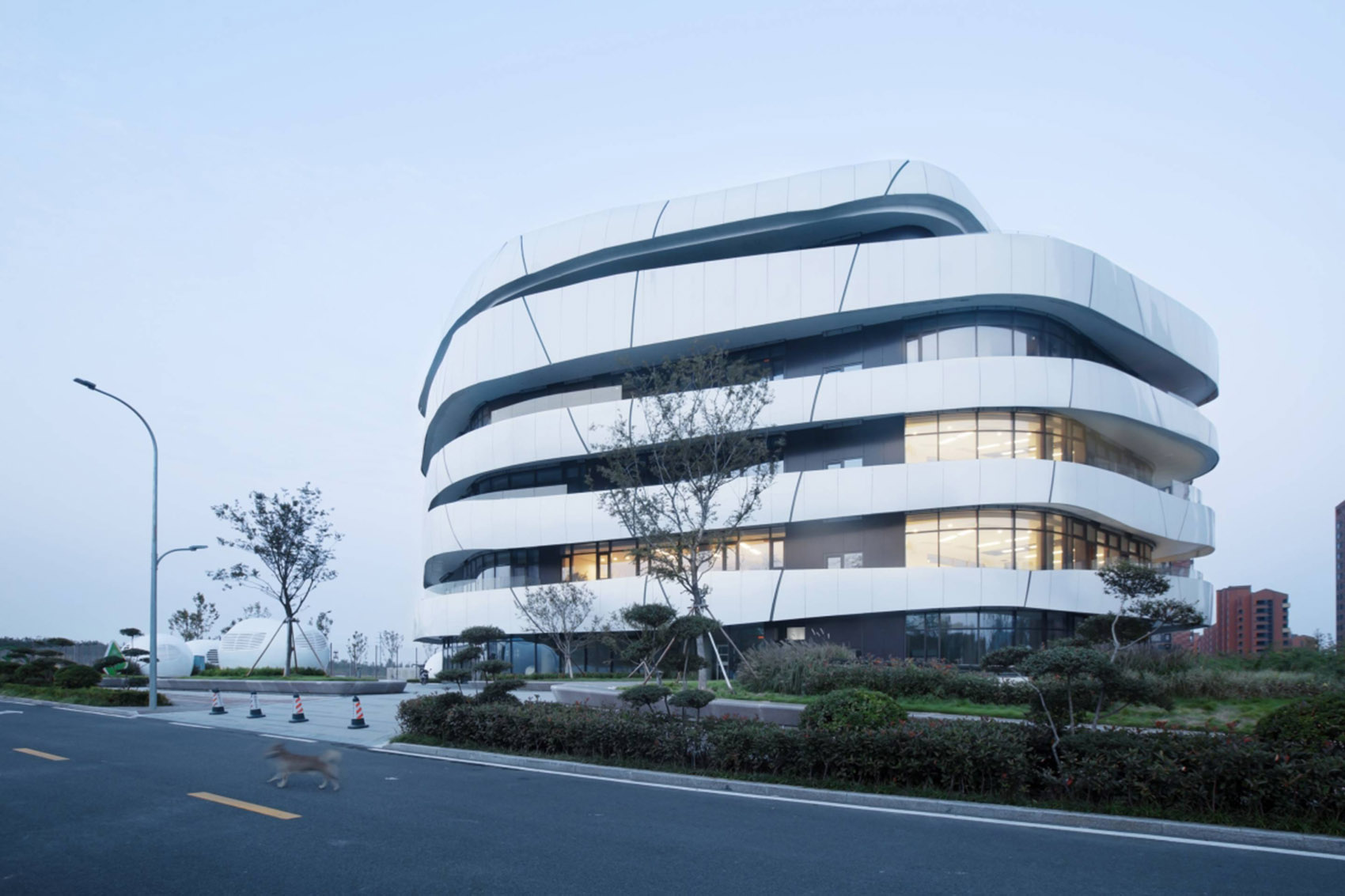 Vance Tsingtao Pearl Hill Visitor Center by Ludwig Rongen - 谷德设计网