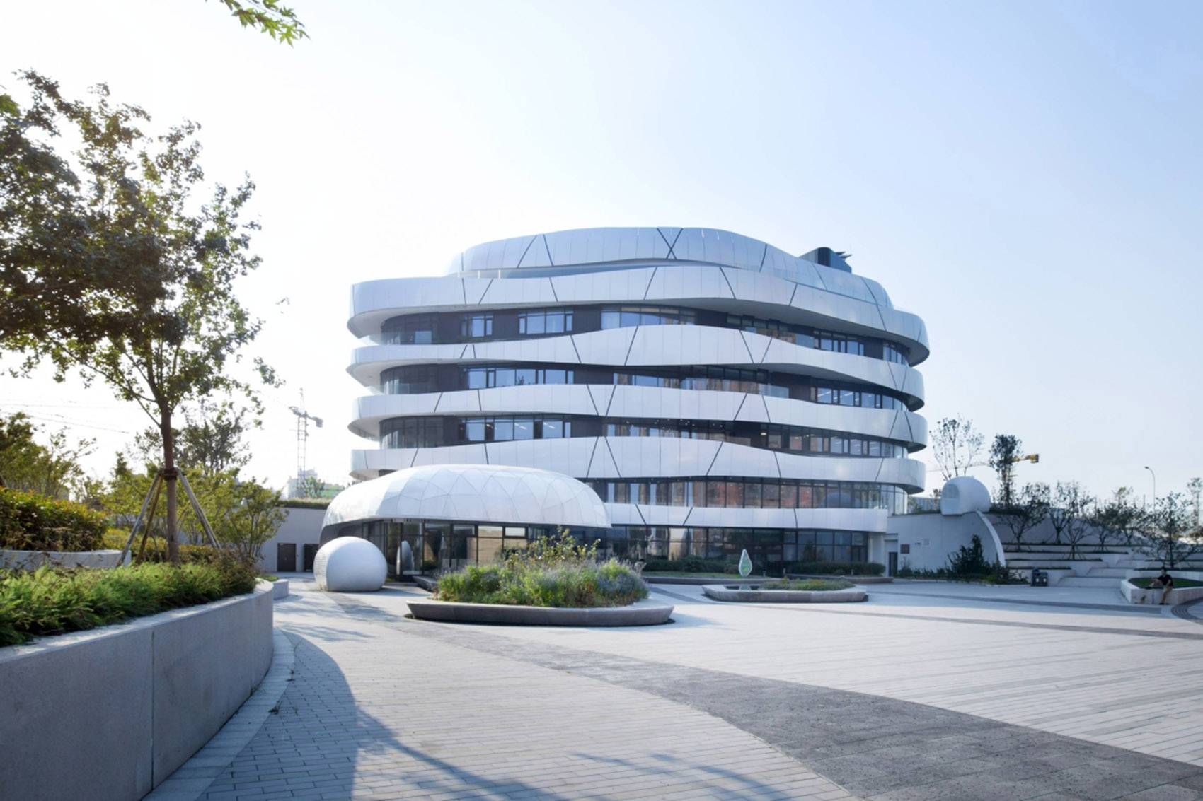 Vance Tsingtao Pearl Hill Visitor Center by Ludwig Rongen - 谷德设计网