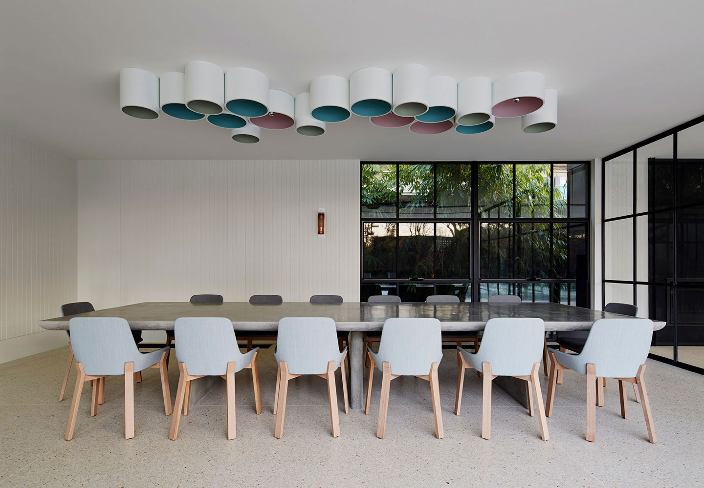 Poured Concrete Entertaining Dining Table by B.E Architecture - 谷德设计网