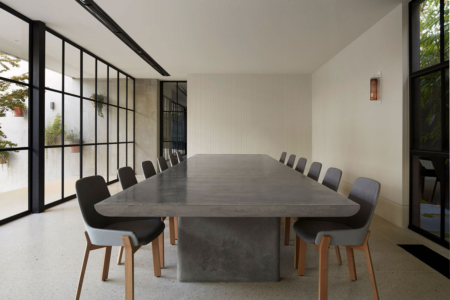 Poured Concrete Entertaining Dining Table by B.E Architecture - 谷德设计网