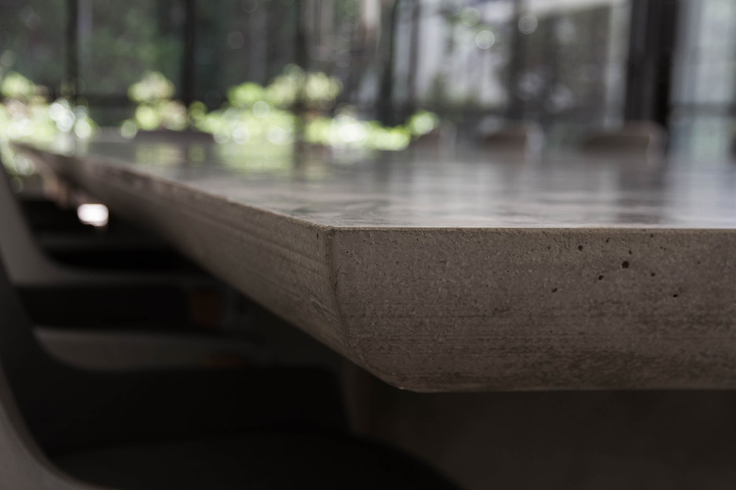 Poured Concrete Entertaining Dining Table by B.E Architecture - 谷德设计网