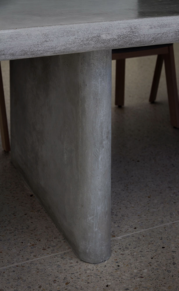 Poured Concrete Entertaining Dining Table by B.E Architecture - 谷德设计网
