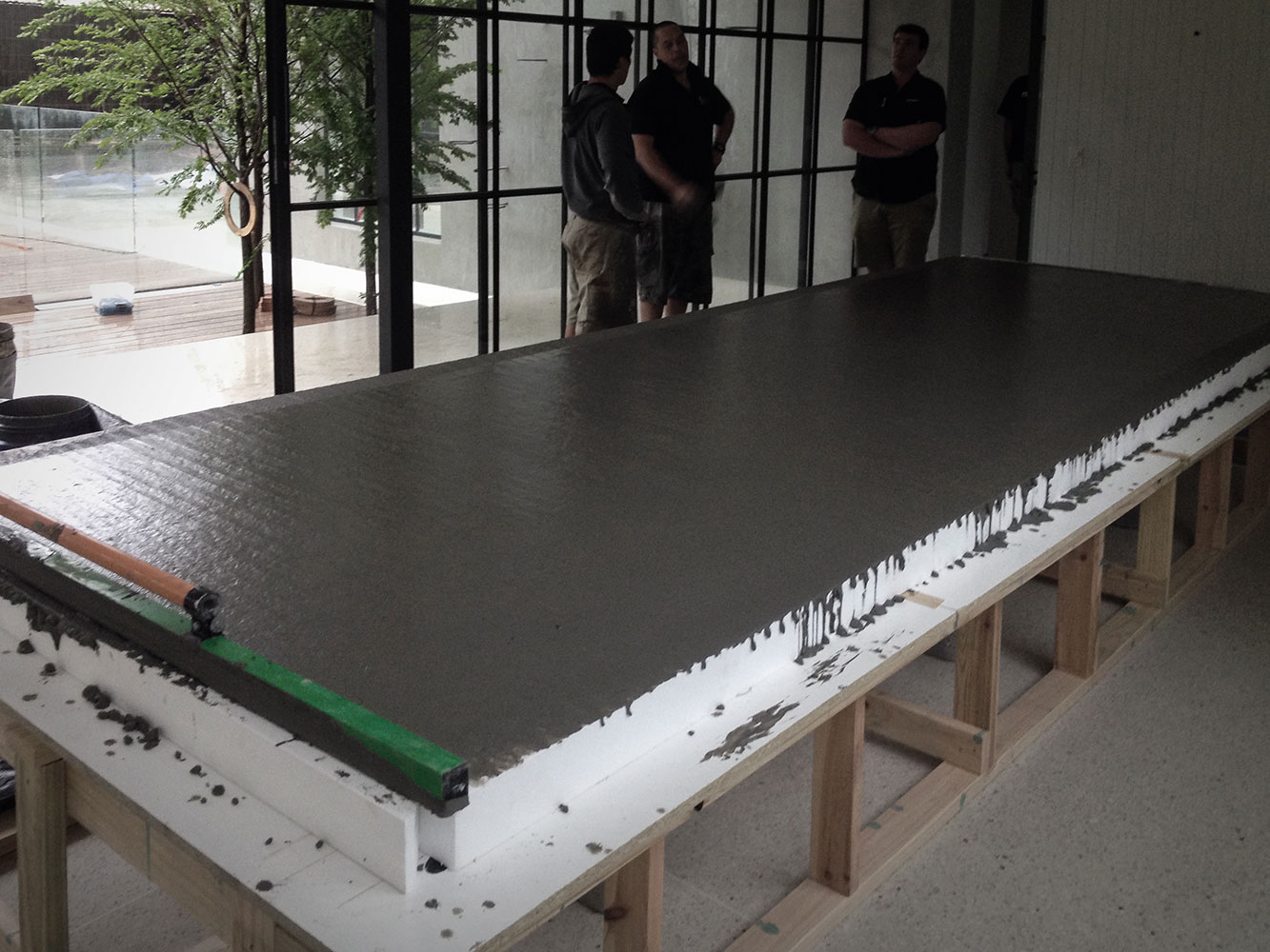 Poured Concrete Entertaining Dining Table by B.E Architecture - 谷德设计网