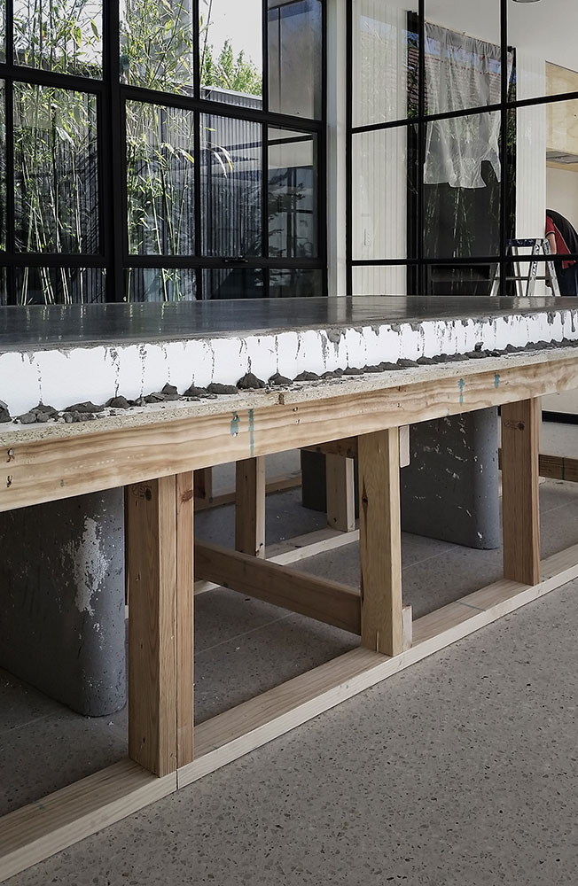 Poured Concrete Entertaining Dining Table by B.E Architecture - 谷德设计网