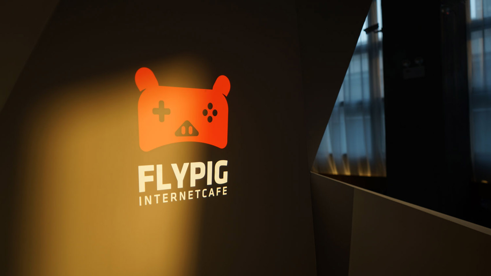Fly Pig Internet Café, China, by Lin-x Design studio - 谷德设计网