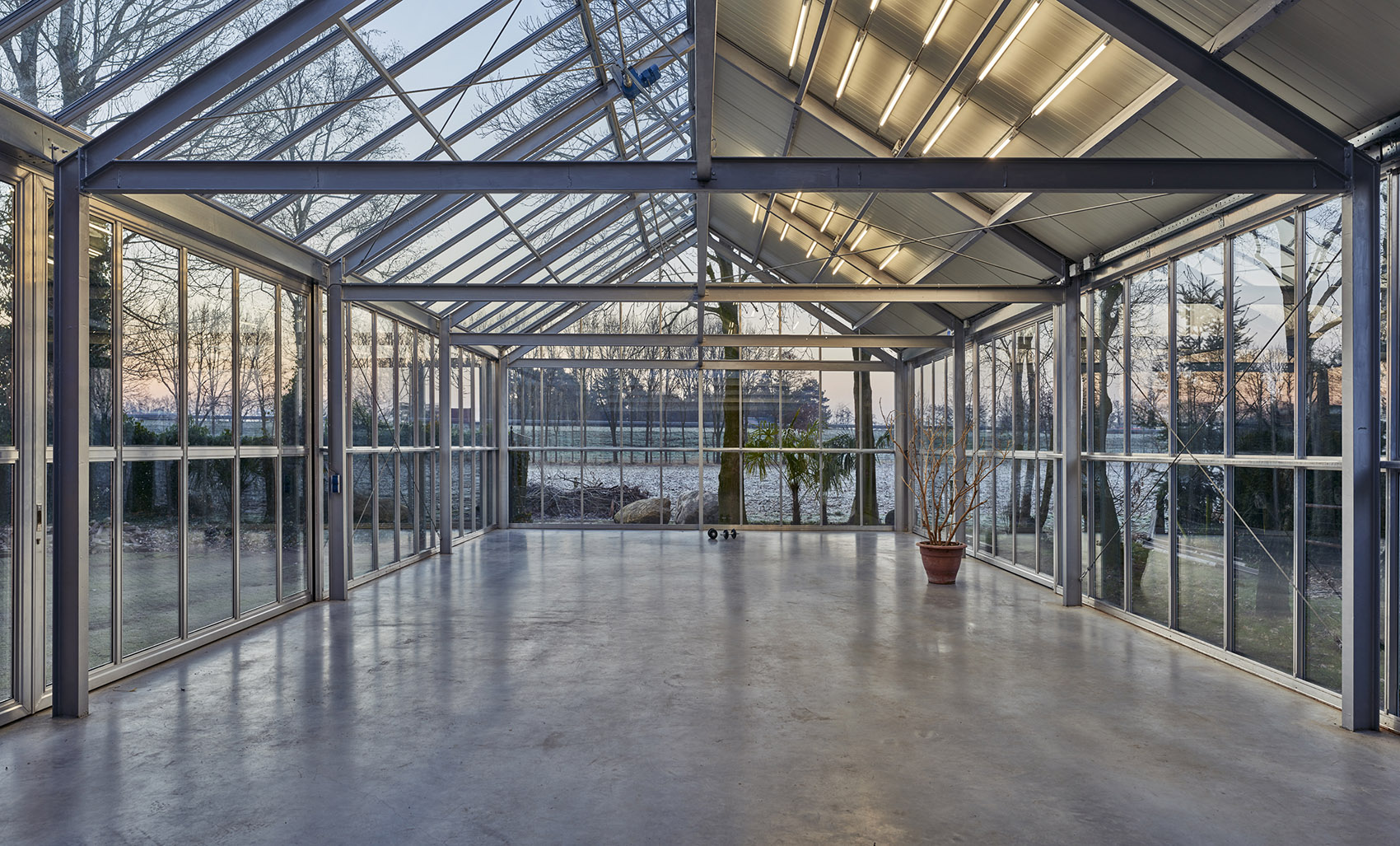 New workshop space for the Iceman, Netherlands by IWT - 谷德设计网