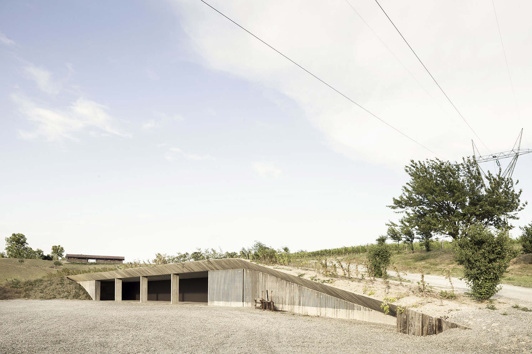 Agricultural machinery depot by deamicisarchitetti - 谷德设计网