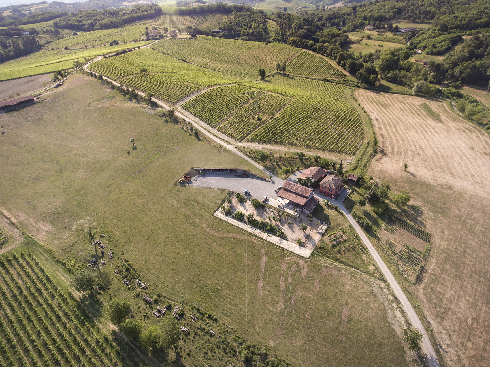 Agricultural machinery depot by deamicisarchitetti - 谷德设计网
