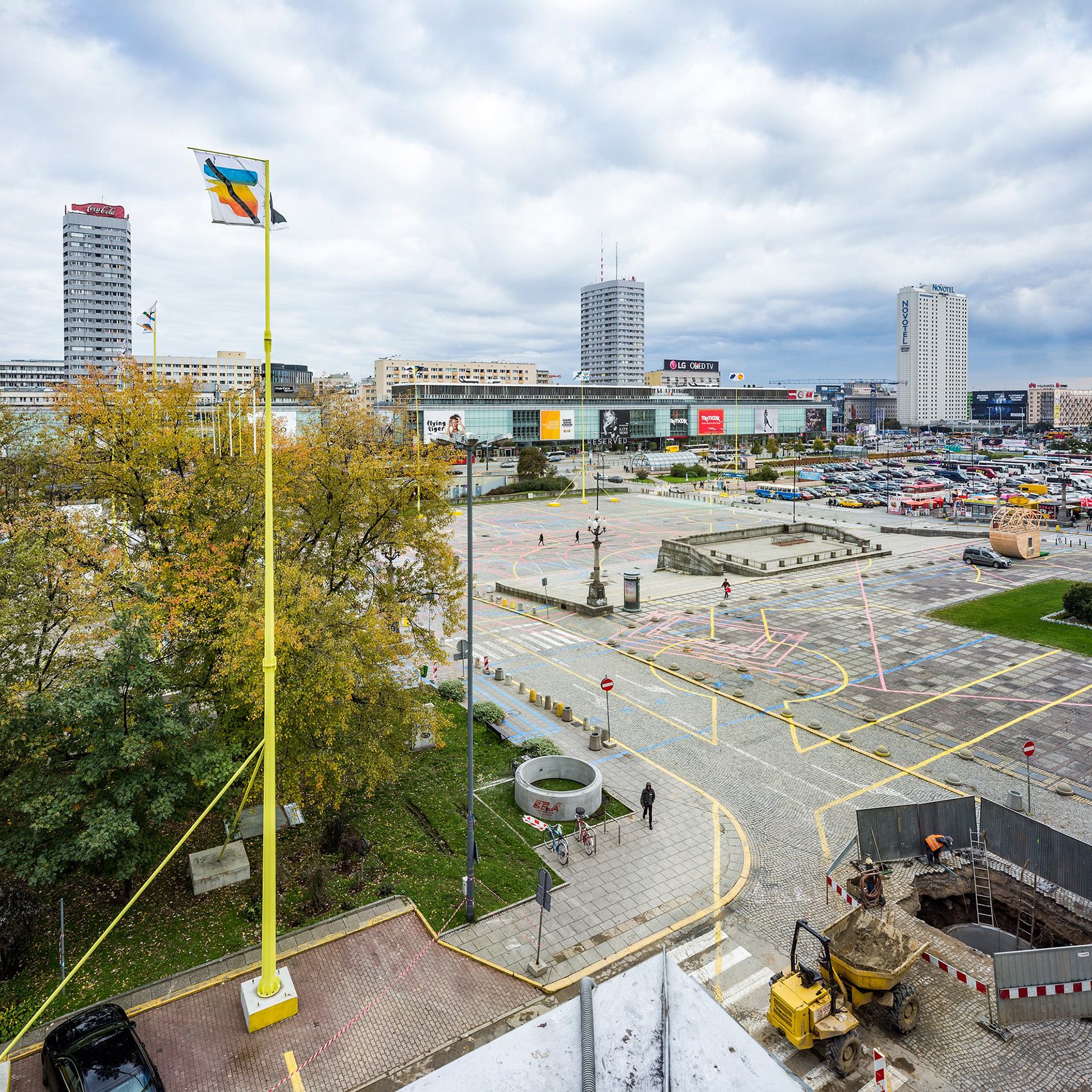Installation on the Parade Square in Warsaw by BudCud - 谷德设计网