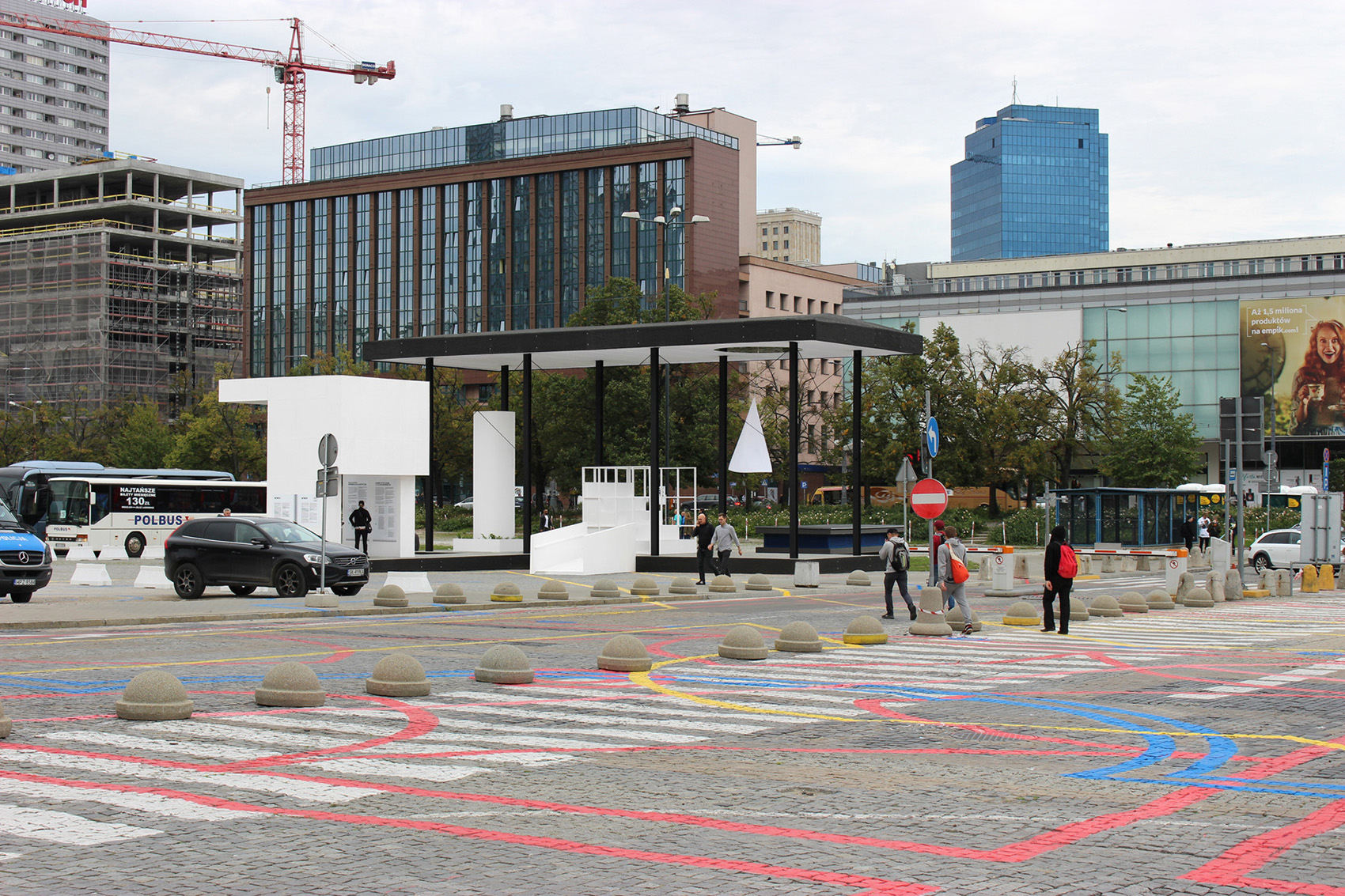 Installation on the Parade Square in Warsaw by BudCud - 谷德设计网