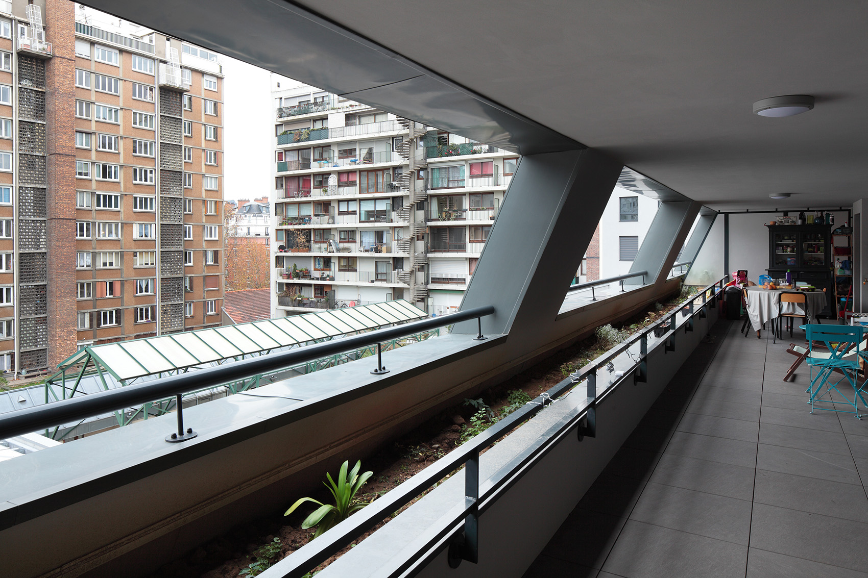 Dwellings and RATP bus center in Paris XIV by ECDM - 谷德设计网