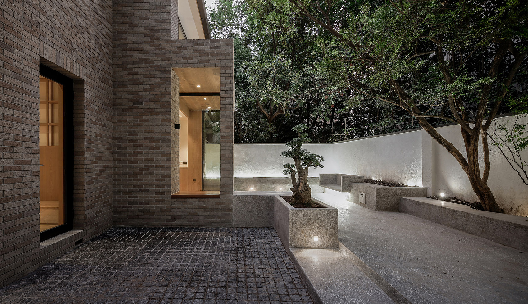 The House With A Tiny Patio by Atelier tao+c - 谷德设计网