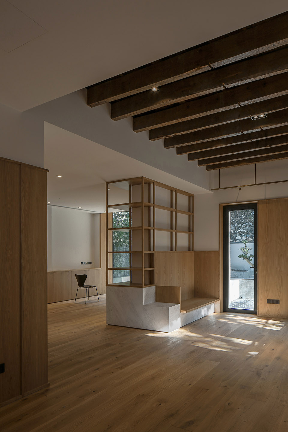 The House With A Tiny Patio by Atelier tao+c - 谷德设计网