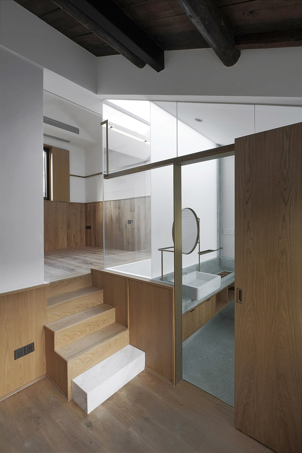 The House With A Tiny Patio by Atelier tao+c - 谷德设计网