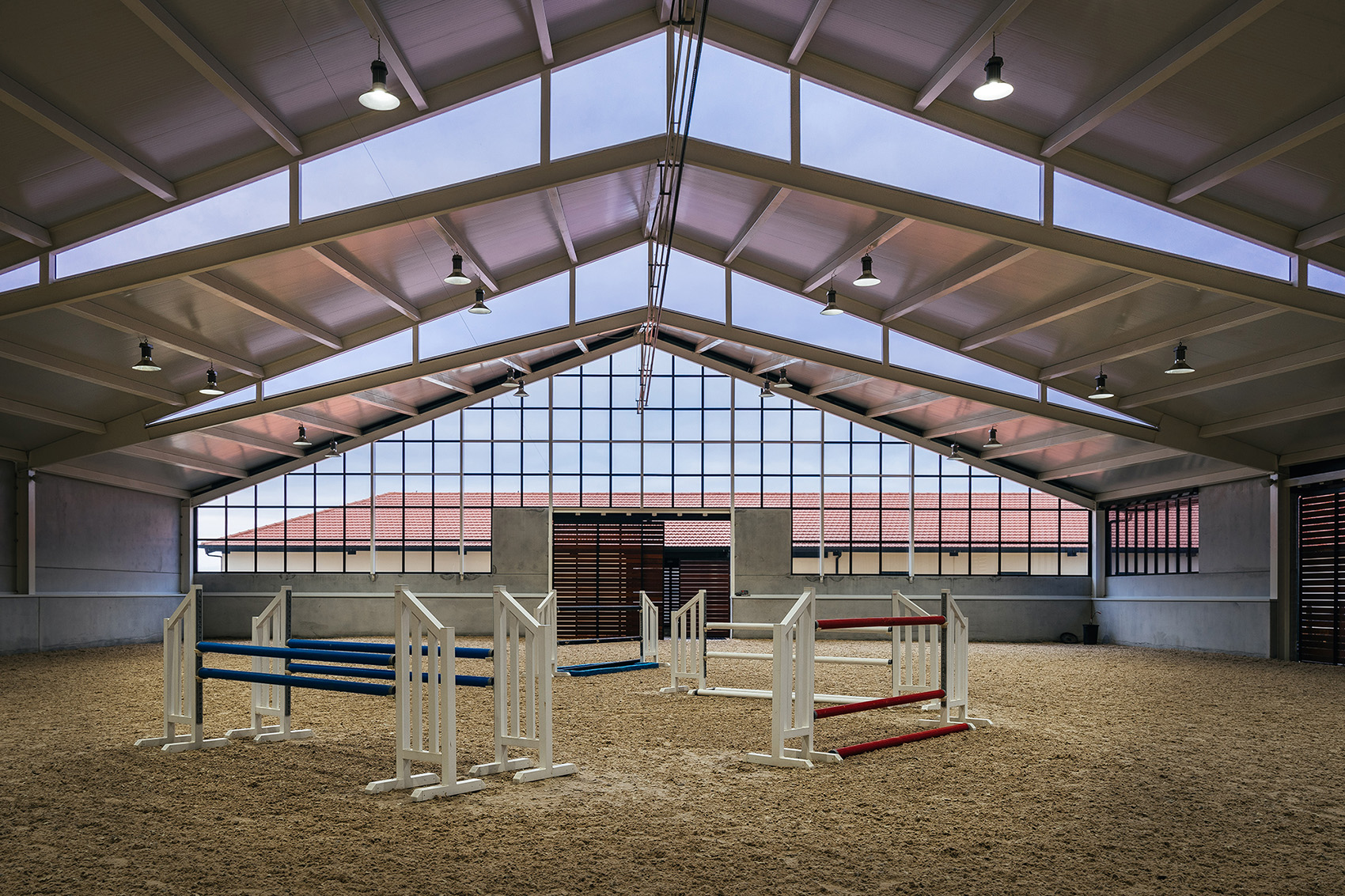 Horse Riding Field in Cattle Farm by OOIIO Architecture - 谷德设计网