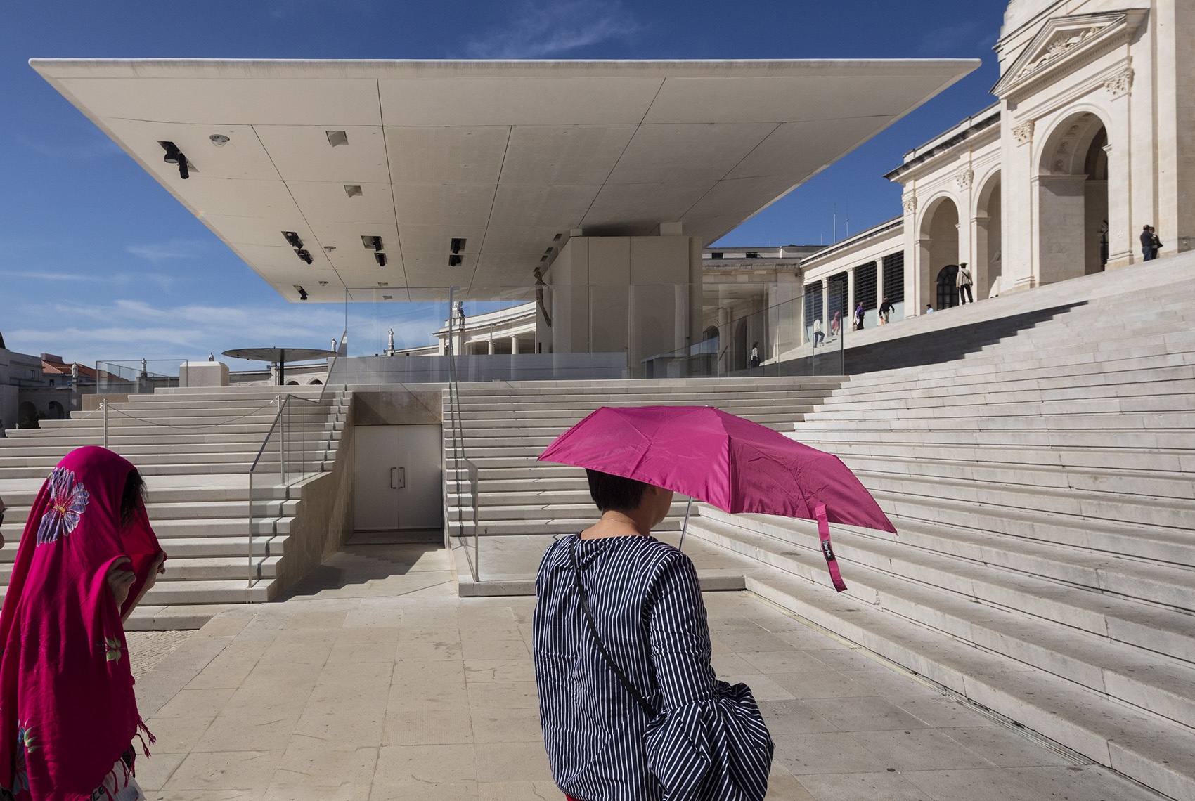 Outdoor Altar in the Prayer Area by Paula Santos Arquitectura - 谷德设计网