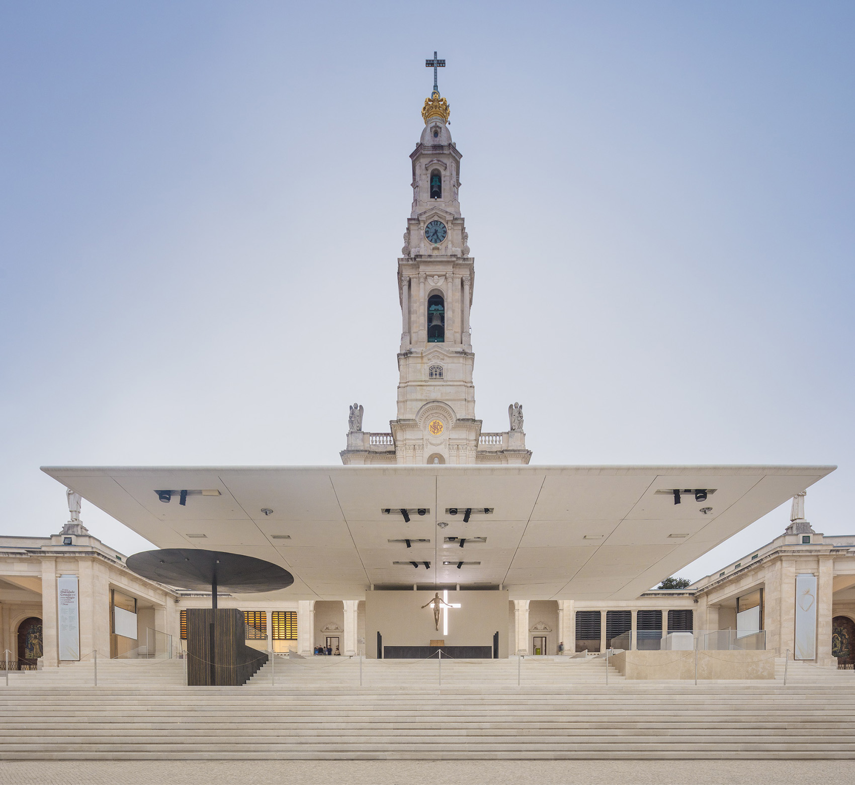 Outdoor Altar in the Prayer Area by Paula Santos Arquitectura - 谷德设计网