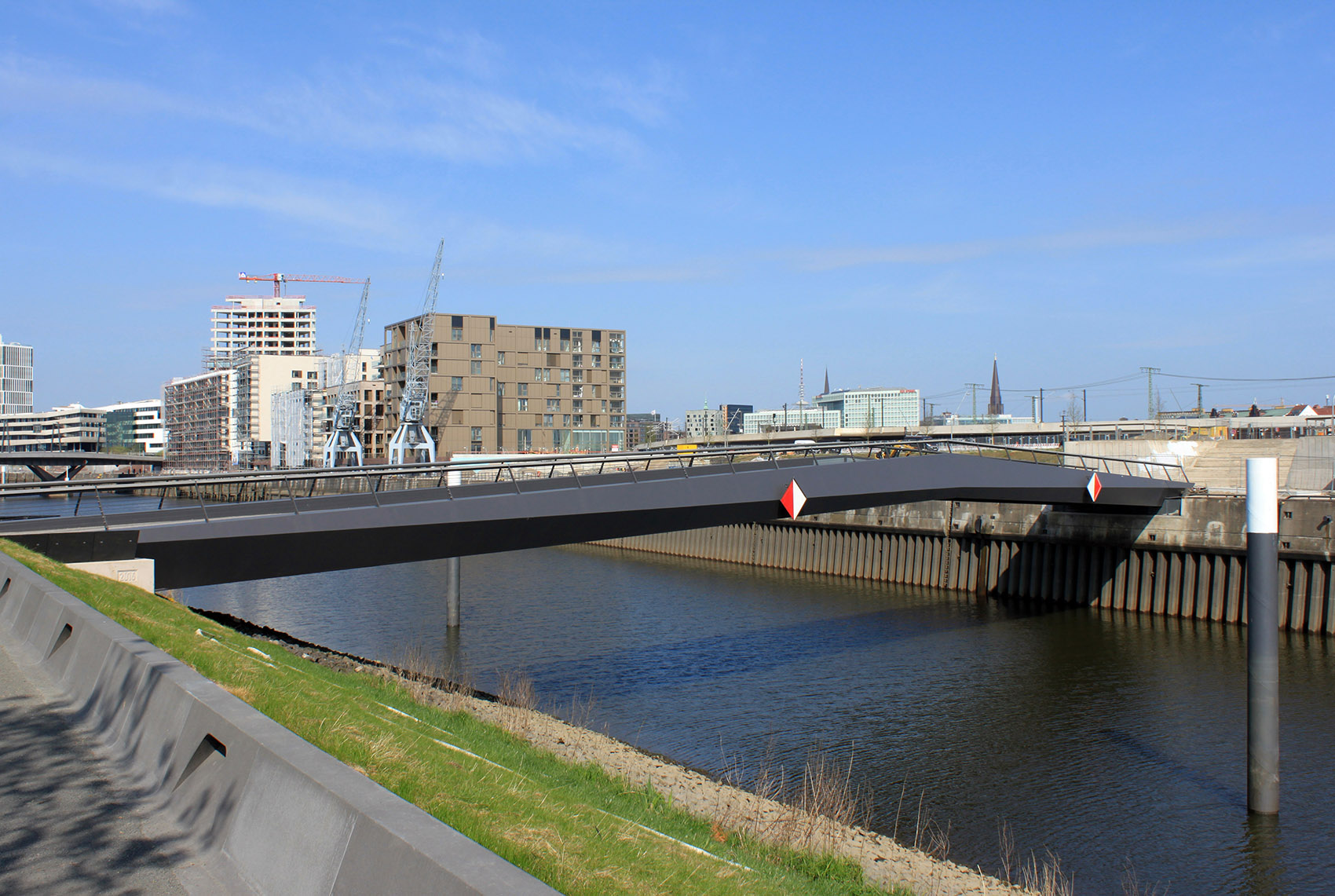 New bridge across the Baakenhafen basin by gmp - 谷德设计网