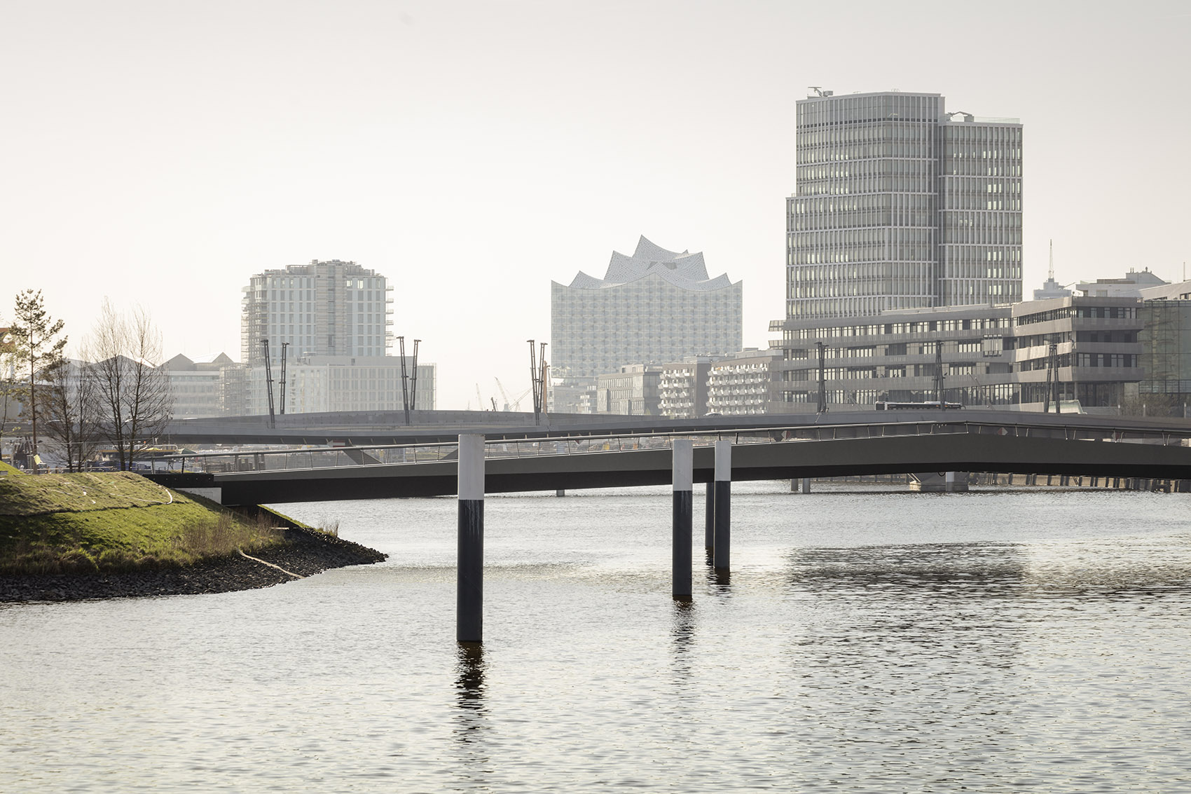 New bridge across the Baakenhafen basin by gmp - 谷德设计网