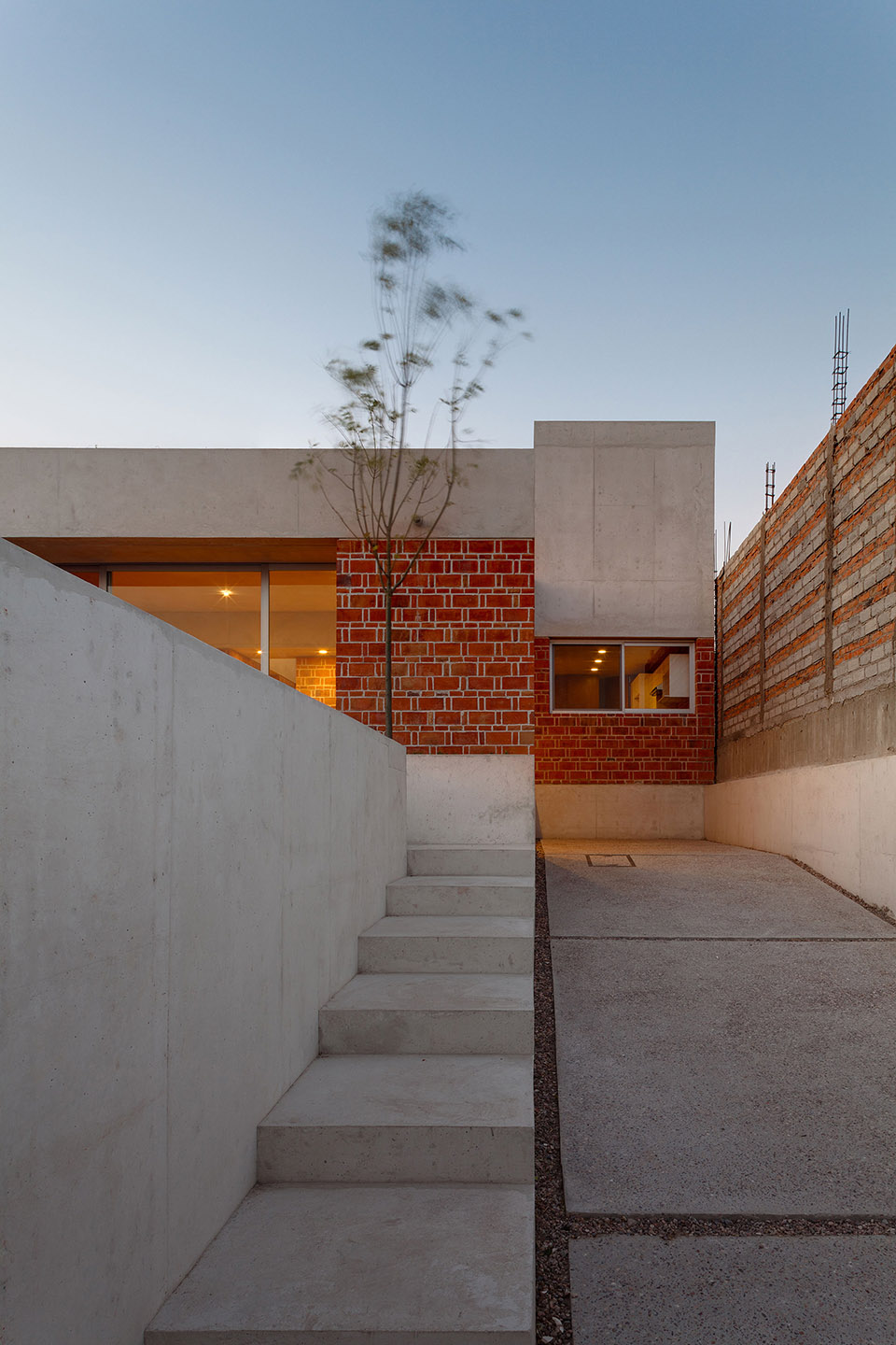 EM House by Ambrosi Etchegaray - 谷德设计网