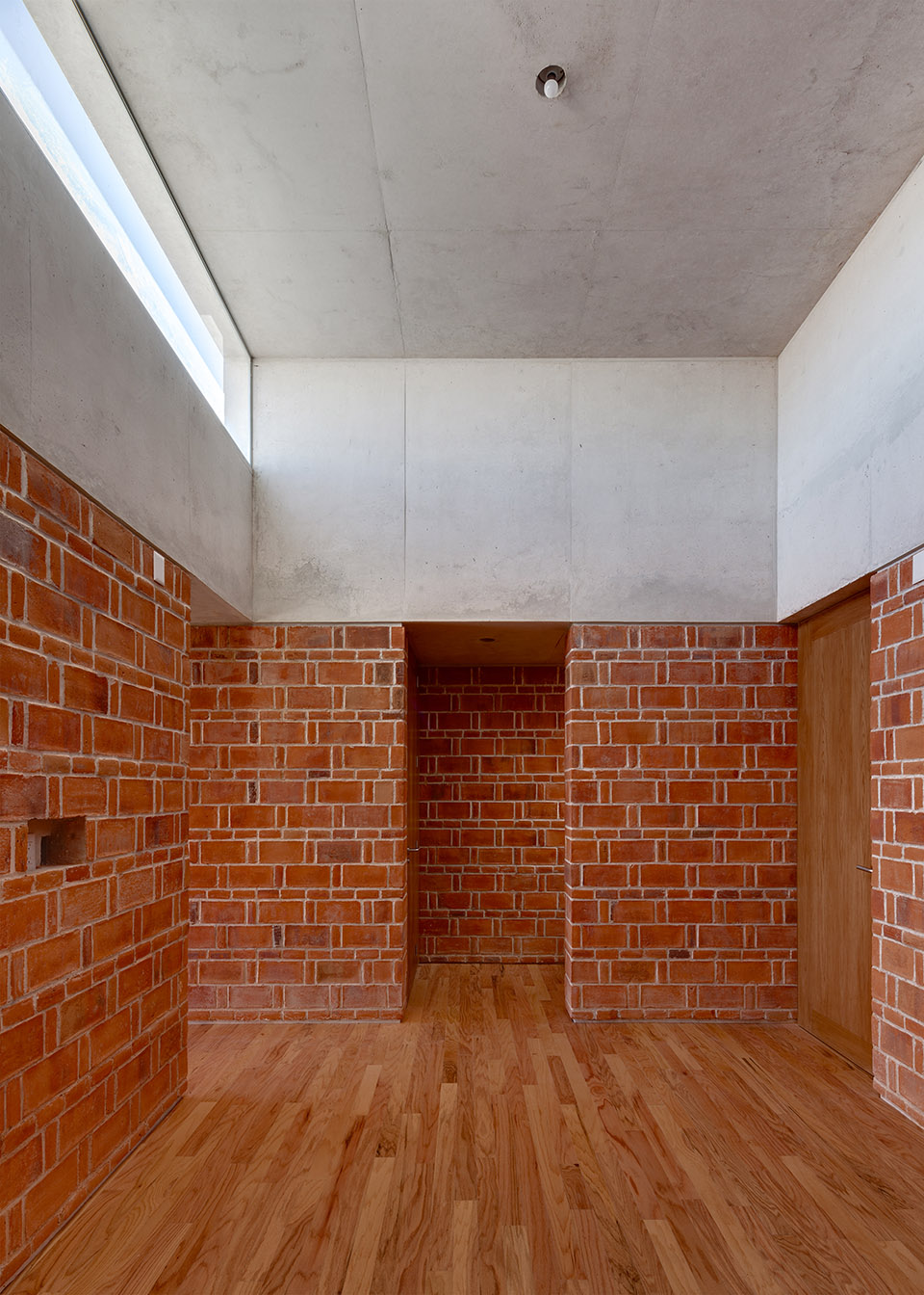 EM House by Ambrosi Etchegaray - 谷德设计网