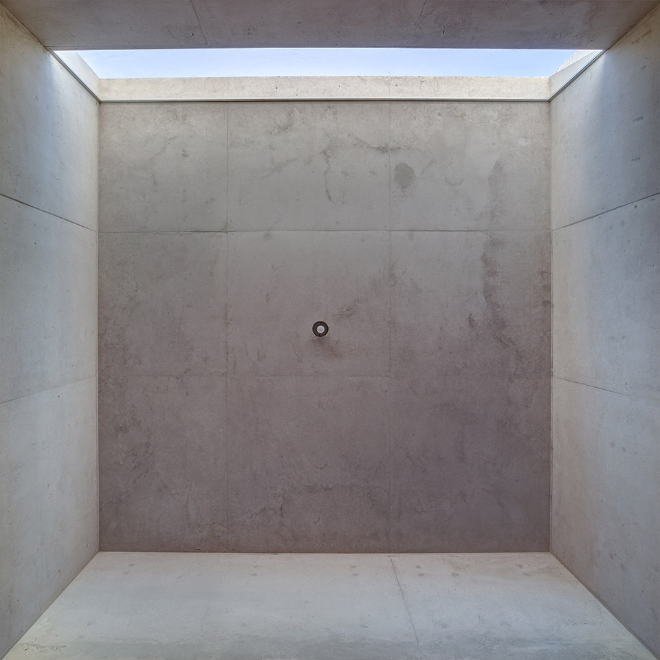 EM House by Ambrosi Etchegaray - 谷德设计网