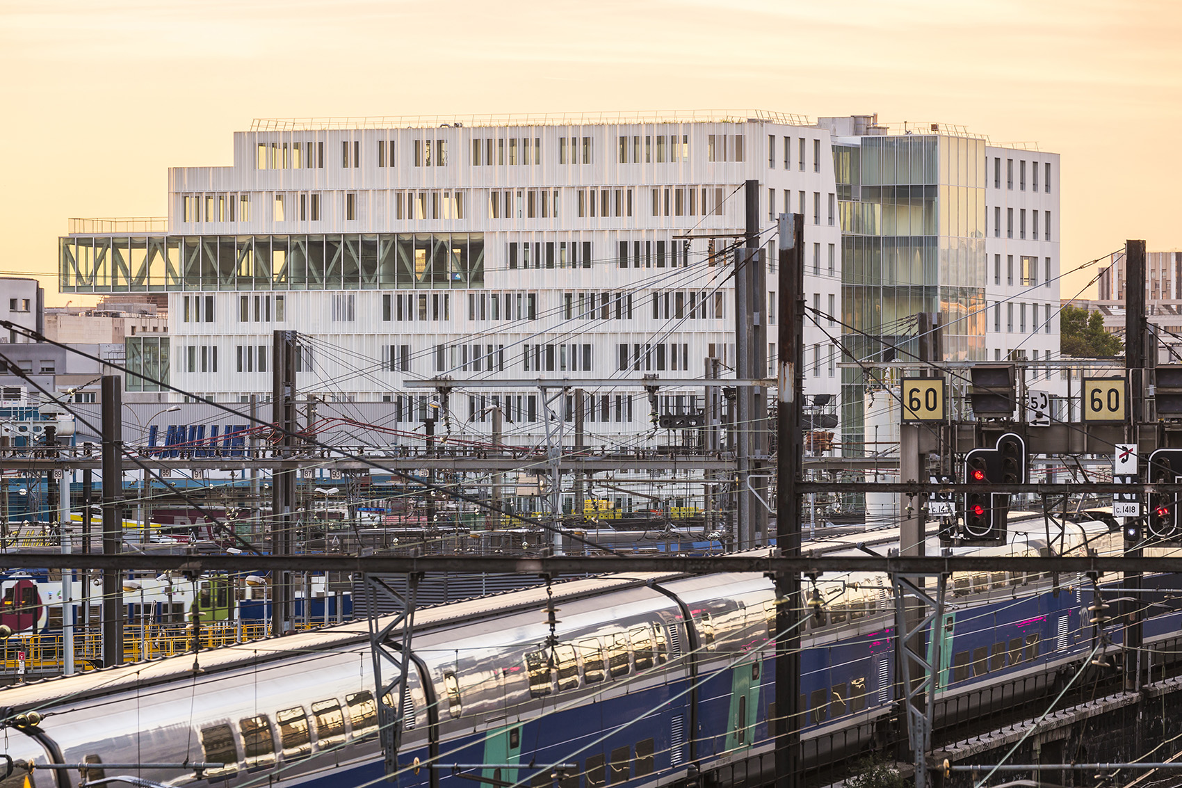 Archimède, offices and gymnasium in Bercy by Brenac & Gonzalez ...