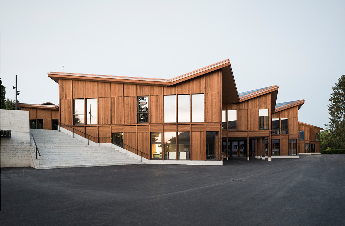Jagged timber school with solar roof by Skop - 谷德设计网