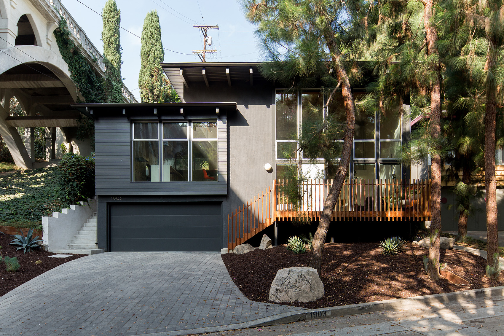 House Under a Bridge by ras-a studio - 谷德设计网