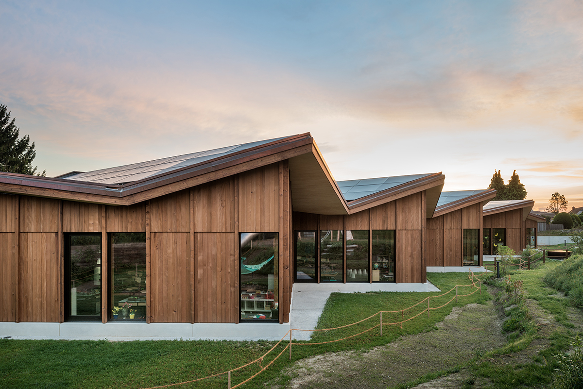 Jagged timber school with solar roof by Skop - 谷德设计网
