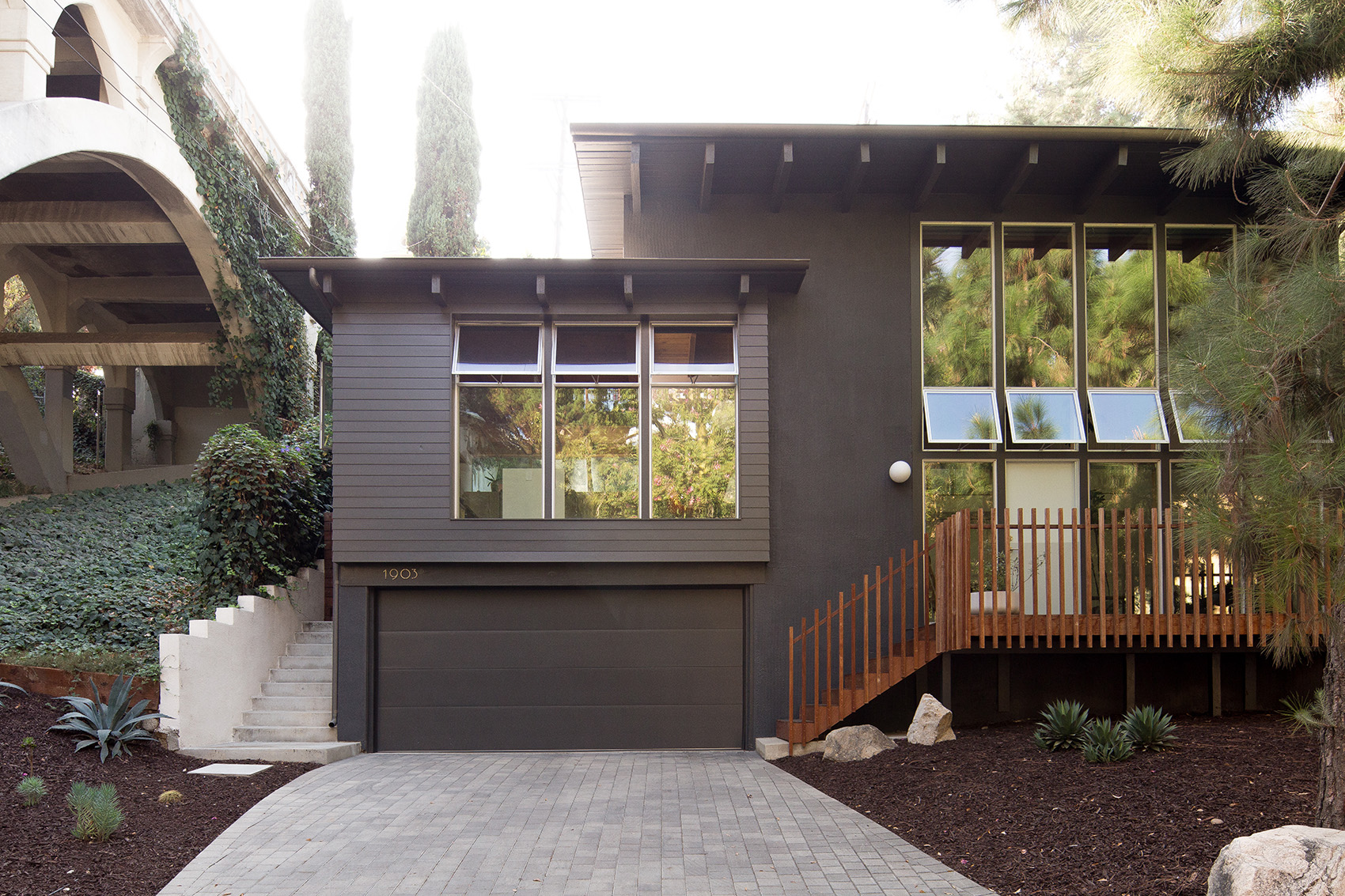 House Under a Bridge by ras-a studio - 谷德设计网