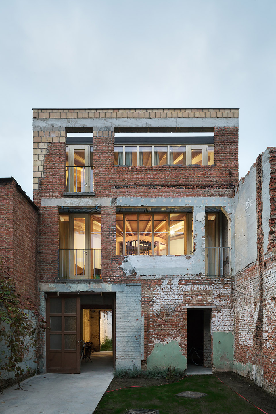 A residence and workspace in Sint-Niklaas by BLAF architecten - 谷德设计网
