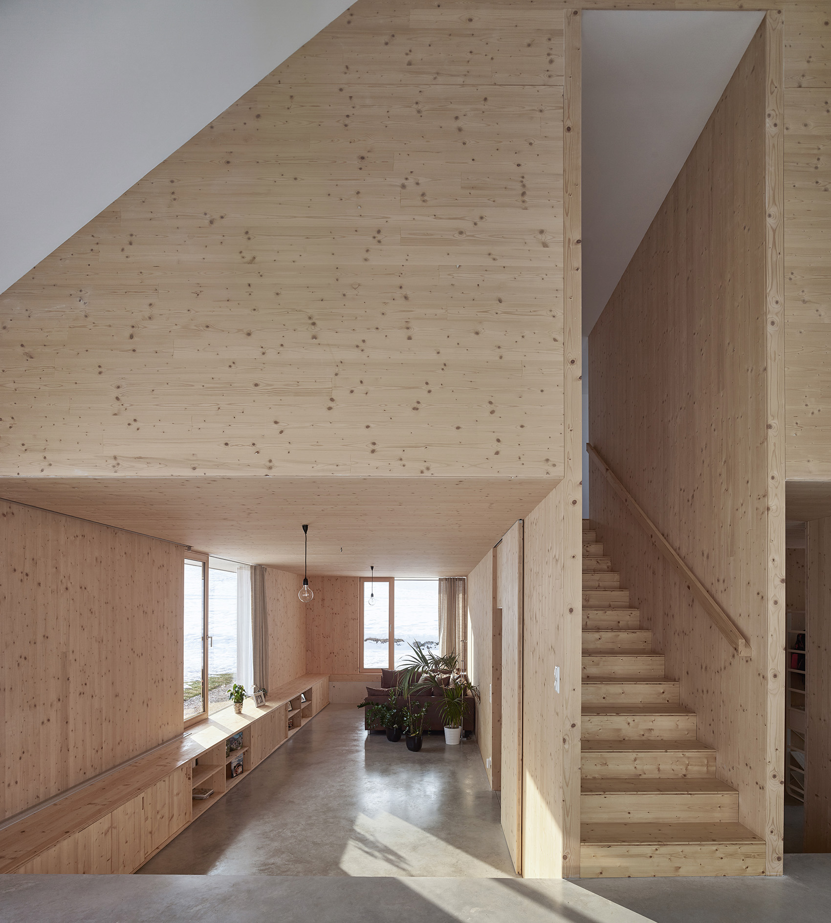 House with Gable by mia2/ARCHITEKTUR - 谷德设计网