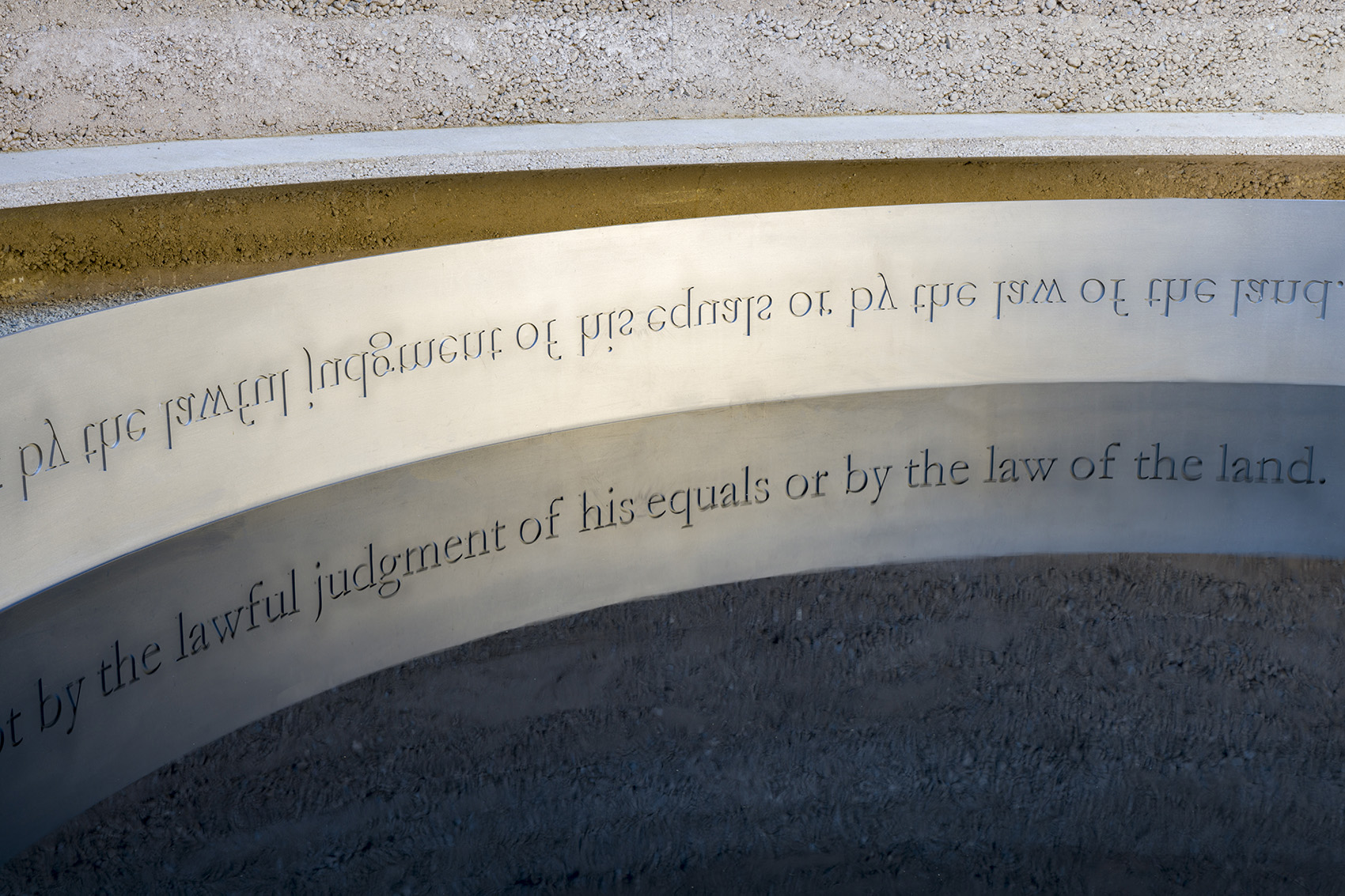 Writ in Water by Studio Octopi + Mark Wallinger - 谷德设计网