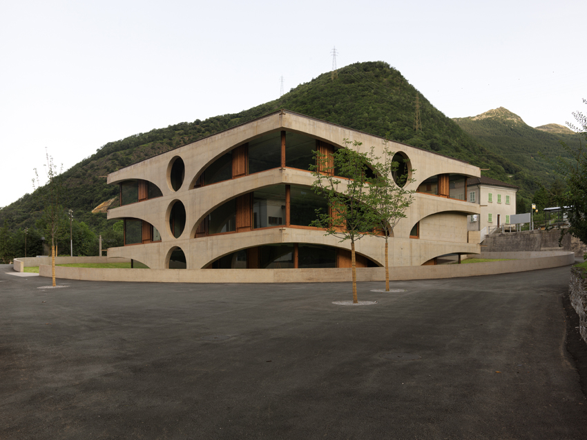 Schoolhouse and kindergarten Grono by Raphael Zuber - 谷德设计网