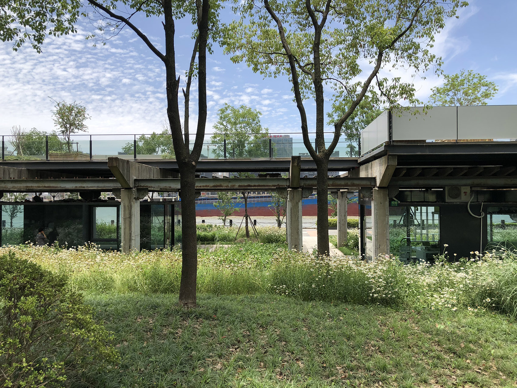 Shanghai MOMA Museum Waterfront Park, China by YIYU design - 谷德设计网