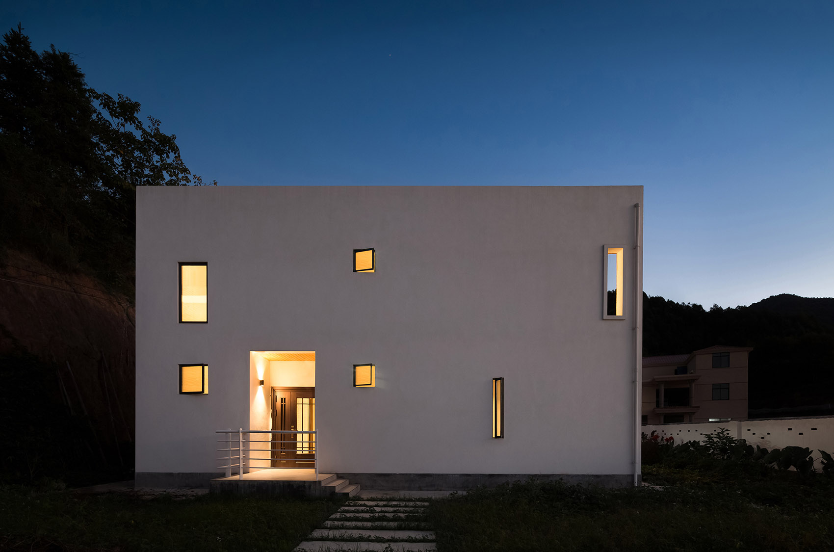 A White Hillside House by Ming Ding Spatial Art Studio - 谷德设计网