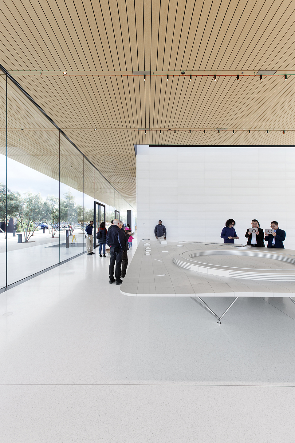 Apple Park Visitor Center by Foster + Partners - 谷德设计网