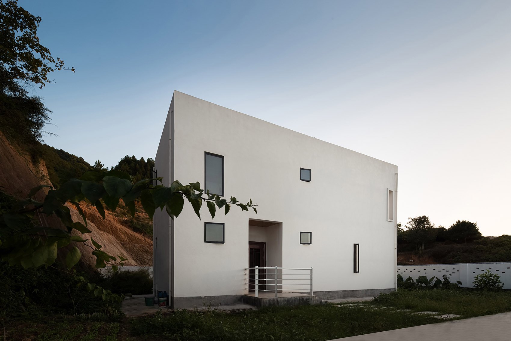 A White Hillside House by Ming Ding Spatial Art Studio - 谷德设计网