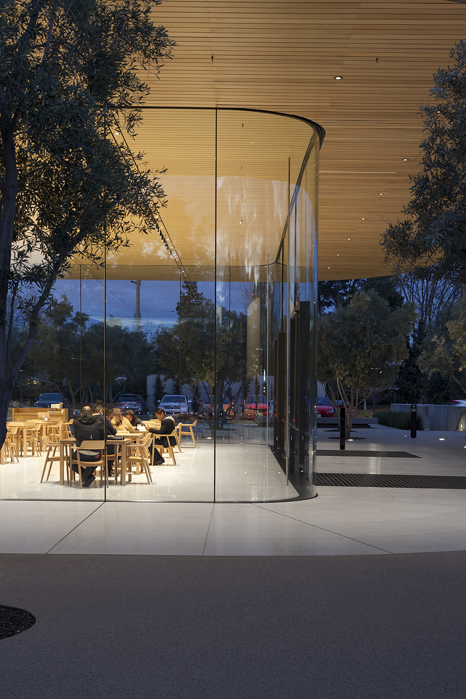 Apple Park Visitor Center by Foster + Partners - 谷德设计网