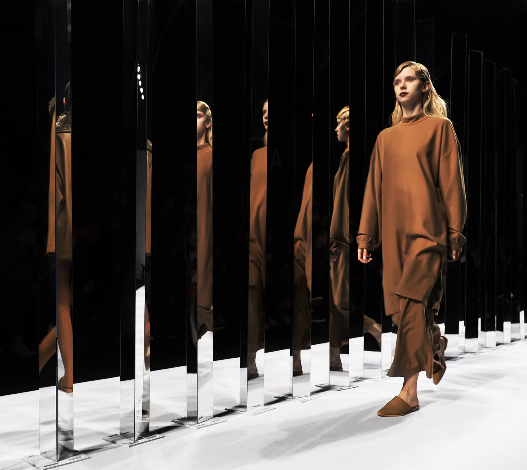 WAVE – Catwalk Installation of Shanghai Fashion Week, China by BenBai ...