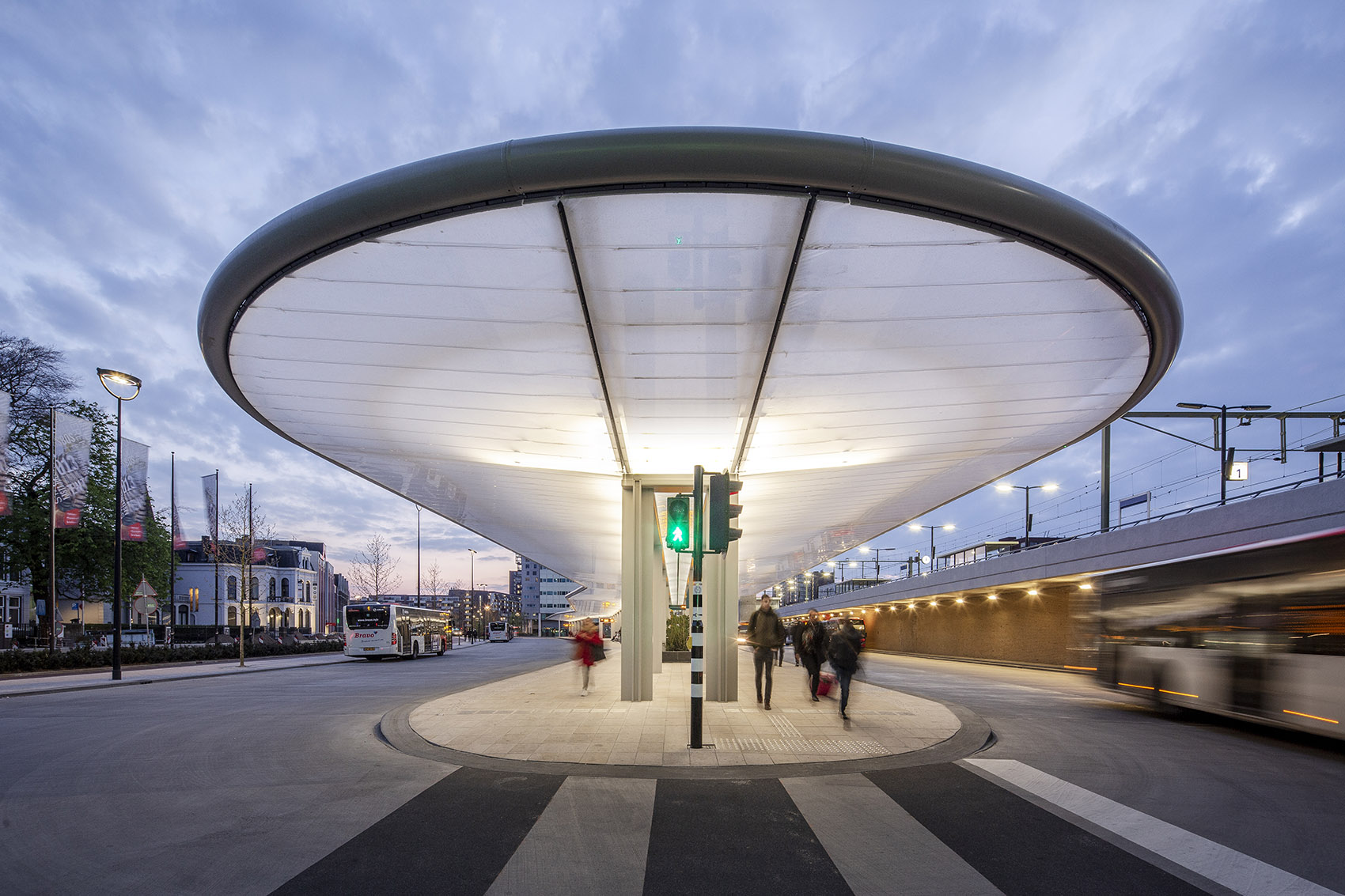 Bus station Tilburg by cepezed - 谷德设计网