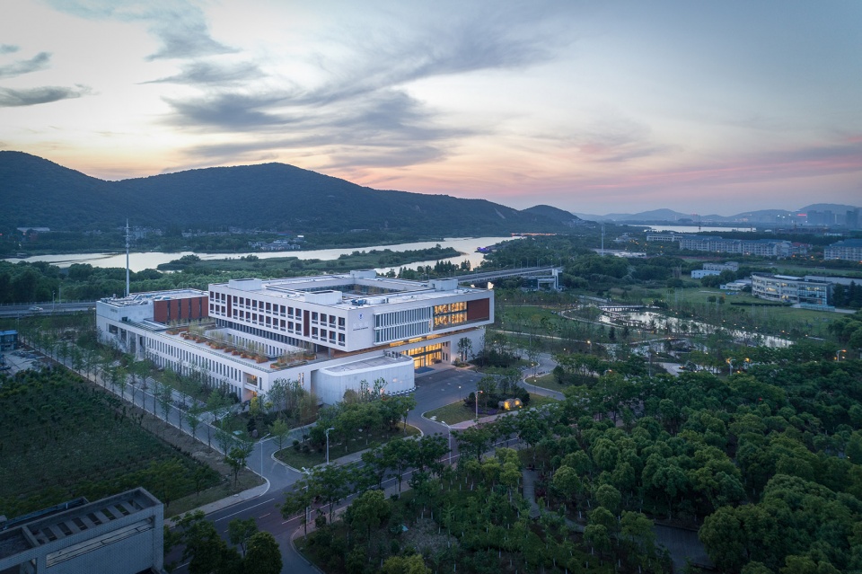 On the water side – Medical College Building of Jiangnan University ...