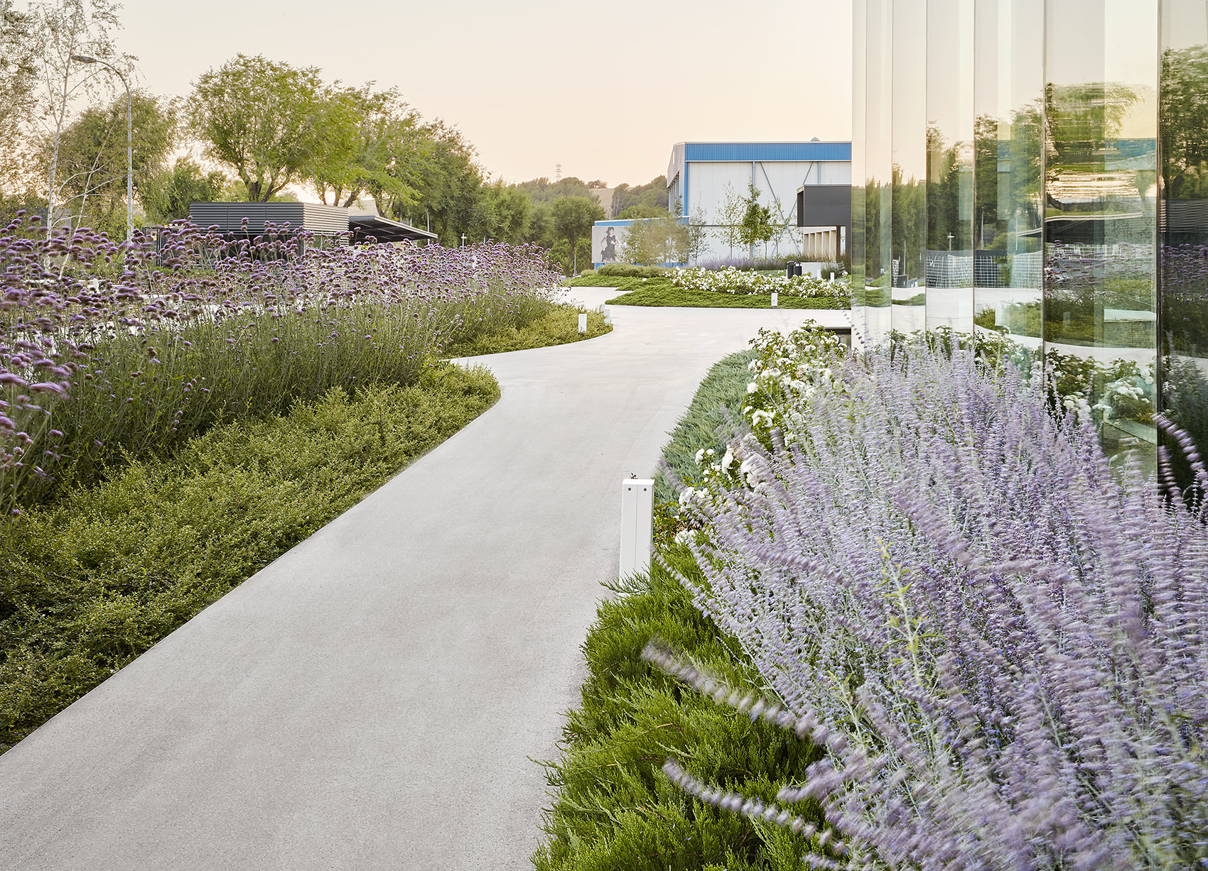 Landscape Project for HANGAR & THE LINE DESIGN CENTER by AELAND - 谷德设计网