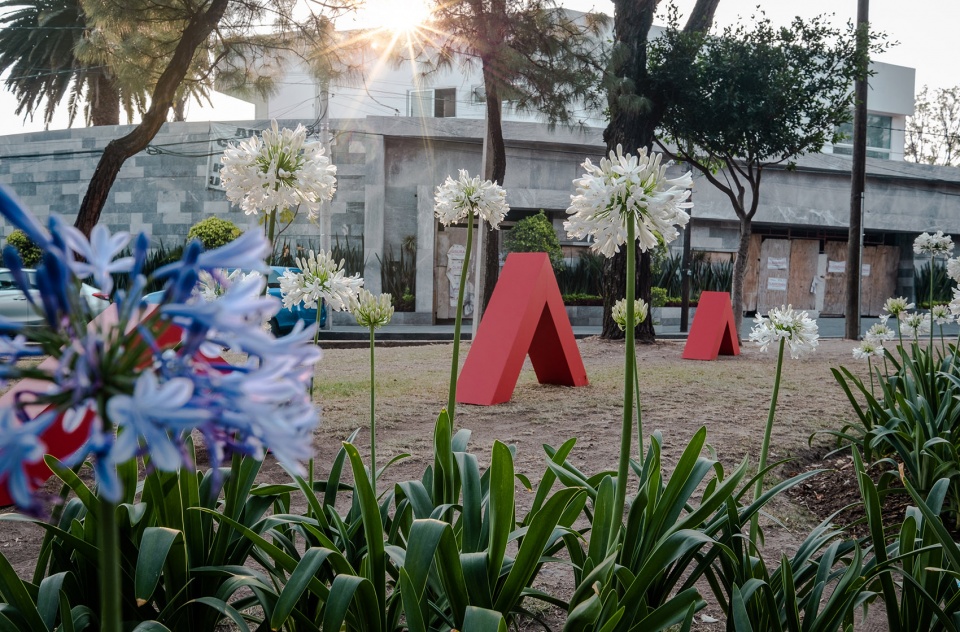 RED THREADS by Miguel de la Torre Architects - 谷德设计网