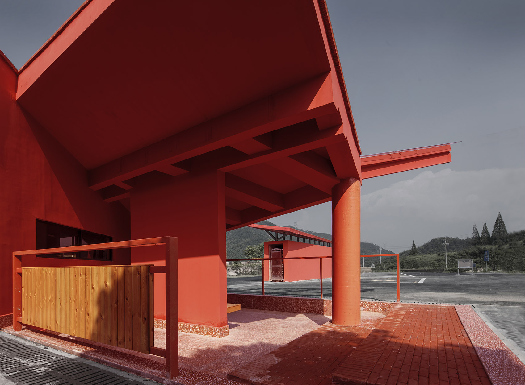 Red note house on the horizon, China by LI WENXI ARCHITECTS - 谷德设计网