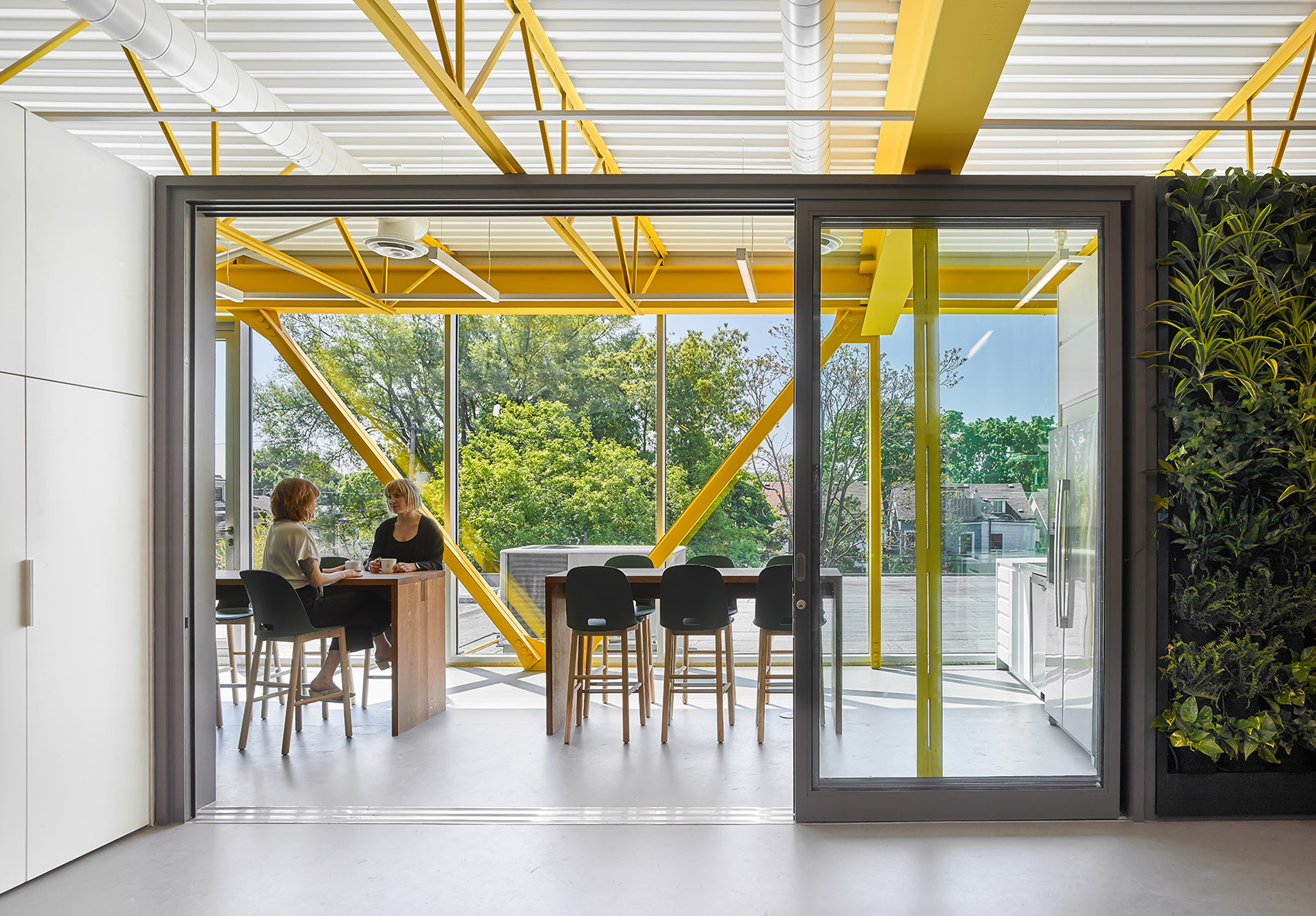 Pilot Coffee Roasters cafés by Williamson Williamson Inc. - 谷德设计网